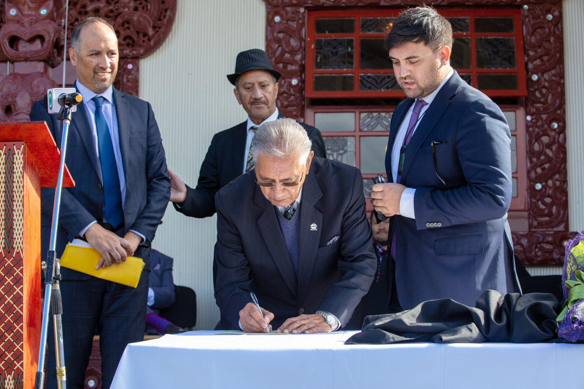 TŪWHARETOA, WAIKATO-TAINUI & RAUKAWA SIGN KAWENATA WITH CROWN ...